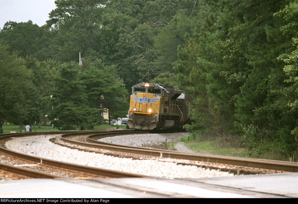 UP SD70ACe 8404 slowly rounds the curve